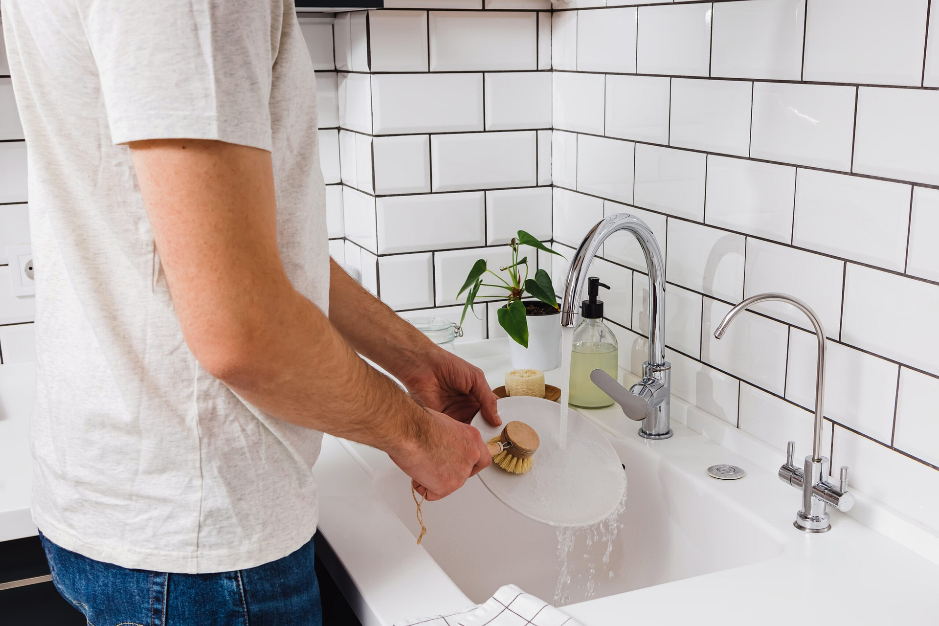 How to Wash Dishes the Eco-Conscious Way | ECOS®